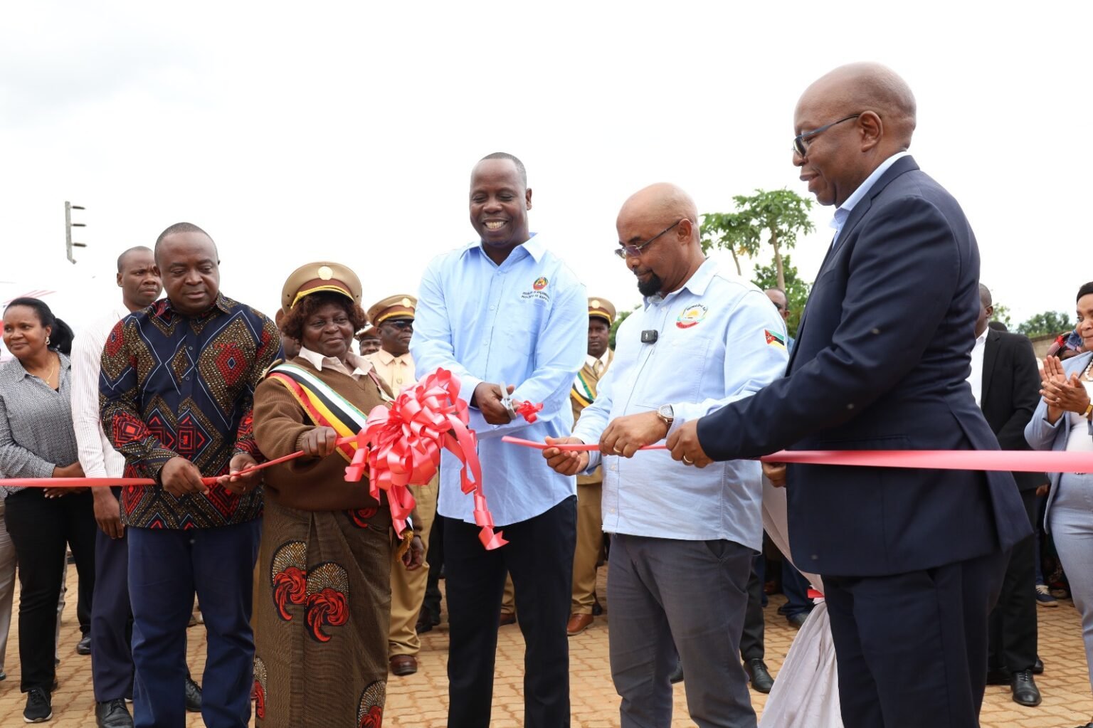 Tule inaugura dois pontões na Matola-Rio - Dossiers & Factos